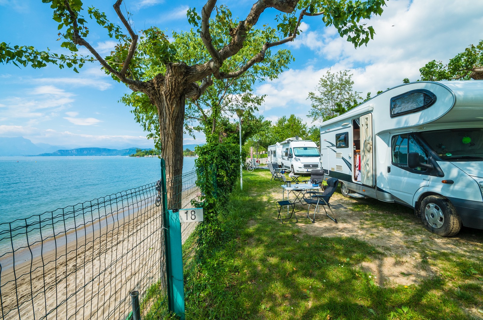Mini-Stellplätze mit Blick auf den Gardasee Lazise – Spiaggia D'Oro ...